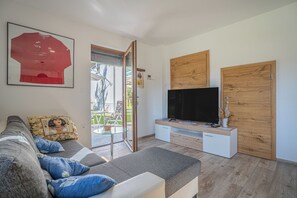Apartamento família, vários quartos (Weiss Sport & Relax Apartment) | Área de estar | TV de tela plana 21 polegadas com canais a cabo, TV