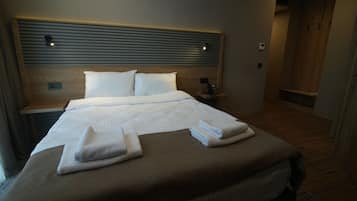Quarto Duplo, Vista para a cidade | Roupa de alta qualidade, camas de colchão pillowtop, minibar