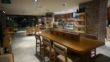 Café da manhã com buffet grátis todos os dias