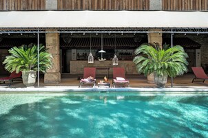 Piscina externa sazonal, guarda-sóis, espreguiçadeiras