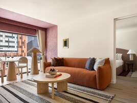 Suite, 1 cama king-size | Sala de estar | Smart TV, filmes pagos 