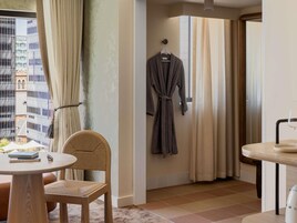 Roupa hipoalergénica, camas de colchão pillowtop, minibar 