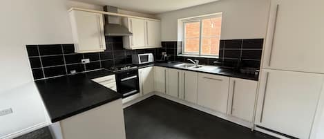 Geladeira, micro-ondas, fogão, cooktop