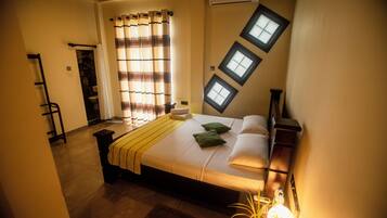 Quarto solteiro, sacada, vista para o jardim | Wi-Fi de cortesia