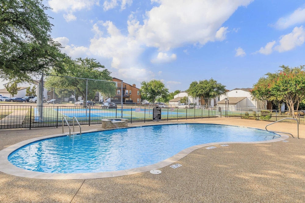 Landing Furnished Apartments - Desoto - Lancaster, TX
