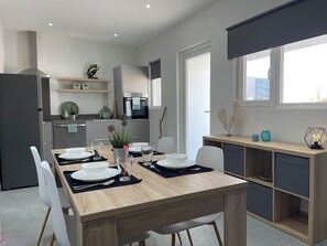 Apartamento luxo, 2 quartos, para não fumantes, cozinha (#6 w/out microwave) | Área de estar