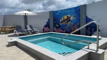 Piscina exterior, da(s) 7:00 à(s) 21:00, guarda-sóis, espreguiçadeiras
