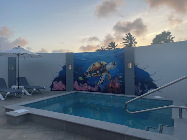 Piscina externa, funciona das 7h às 21h, guarda-sóis, espreguiçadeiras