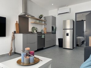 Geladeira grande, fogão, cooktop, lava-louças