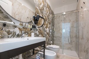 Quarto econômico | Banheiro | Chuveiro, secador de cabelo, chinelos, bidê