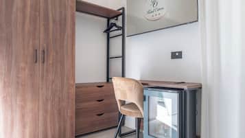 Quarto Triplo Superior, varanda | Edredões de penas, camas de colchão pillowtop, minibar, cofre no quarto