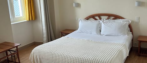 Quarto Duplo Deluxe, 1 cama king-size, Vista para a cidade | Wi-fi grátis, roupa de cama fornecida