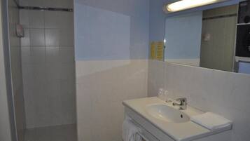 Um polibã, toalhas fornecidas, sabão, champô