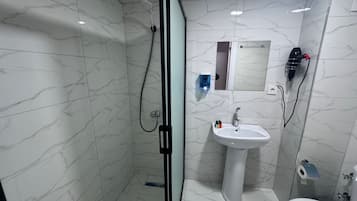 Quarto casal | Banheiro | Secador de cabelo, toalhas de banho, sabonete, shampoo