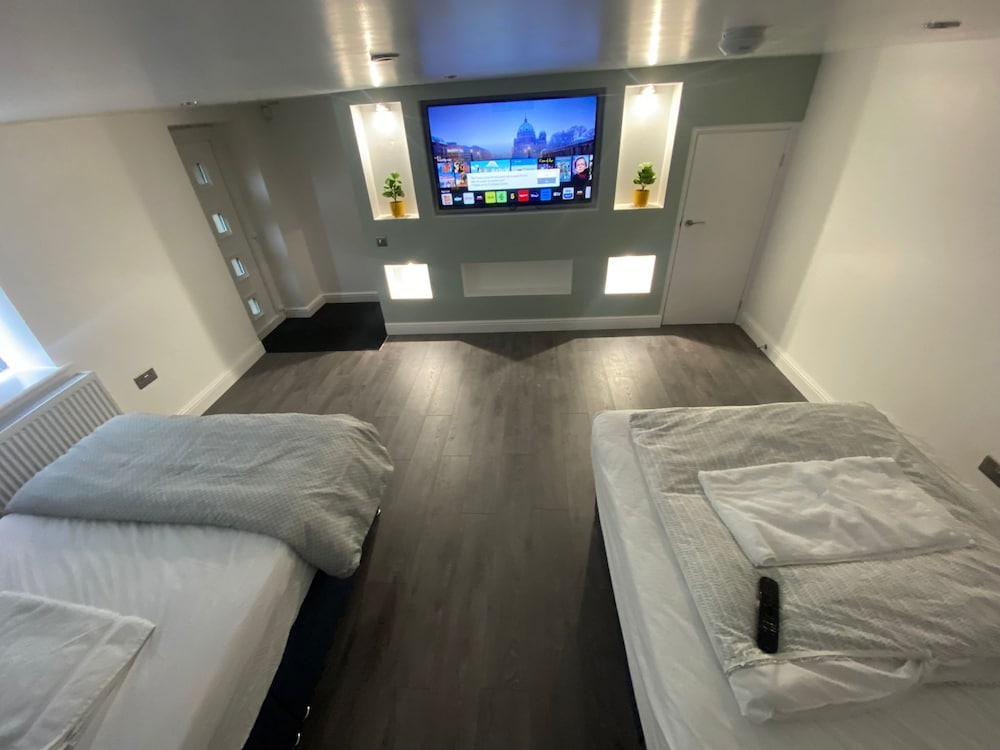 Luxury 3 Bedroom Holiday Home ,Jacuzzi Bath,Private Parking,Sleeps 10 ...