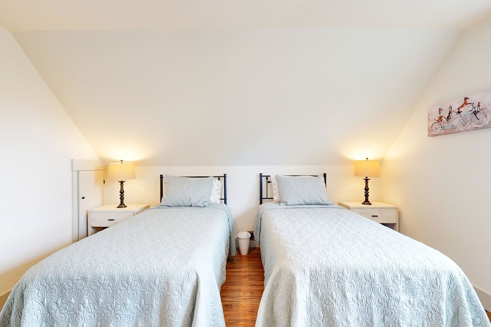 Charming restored cottage with covered deck, 5 min walk to wine tasting ...