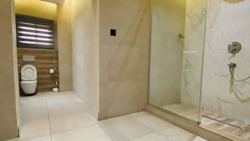 Apartamento premium, sacada | Banheiro | Chuveiro/banheira combinados, produtos de toalete grátis