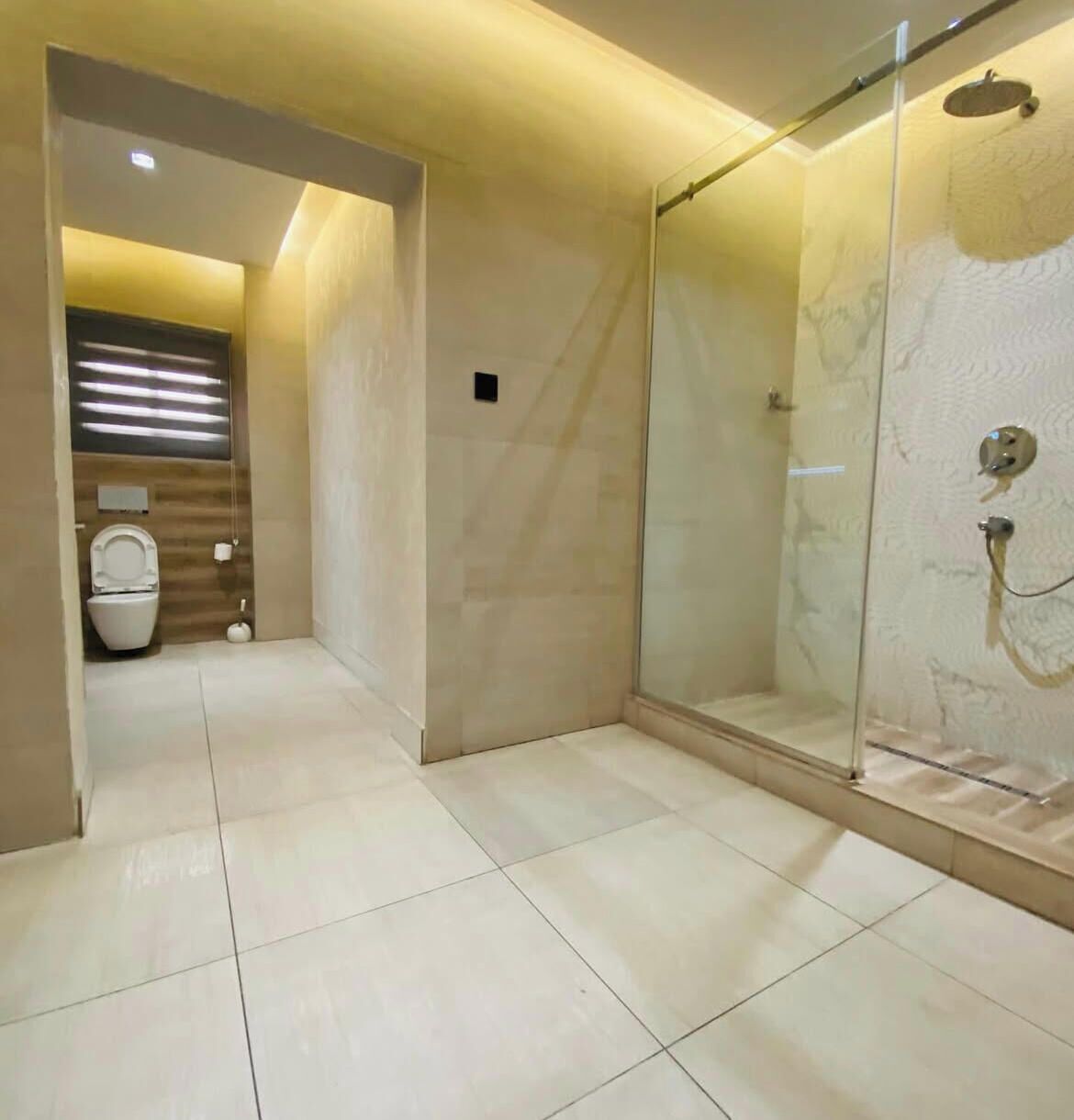 Apartamento Premium, varanda | Casa de banho | Uma combinação polibã/banheira, artigos de higiene pessoal grátis 