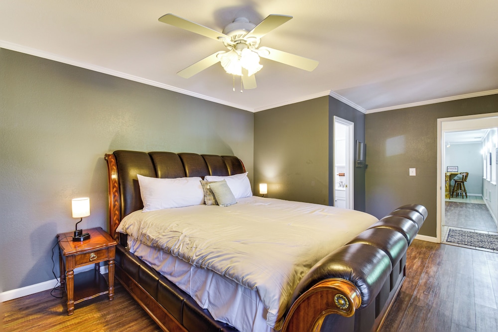 Game Room + Bar: Wooded Pine Mountain Lake Retreat - Groveland | Vrbo
