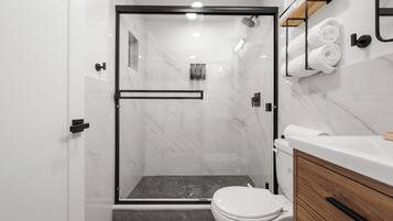 Suíte design | Banheiro | Produtos de toalete grátis, secador de cabelo, toalhas de banho