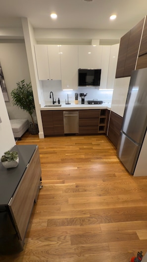 Geladeira grande, micro-ondas, cooktop, lava-louças