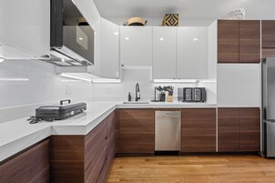 Apartamento, 1 quarto | Cozinha privada | Um frigorífico/congelador grande, um micro-ondas, uma placa de cozinha 