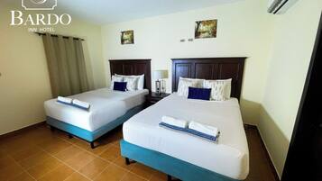 Quarto Quádruplo Familiar | Camas de colchão pillowtop, com decoração personalizada