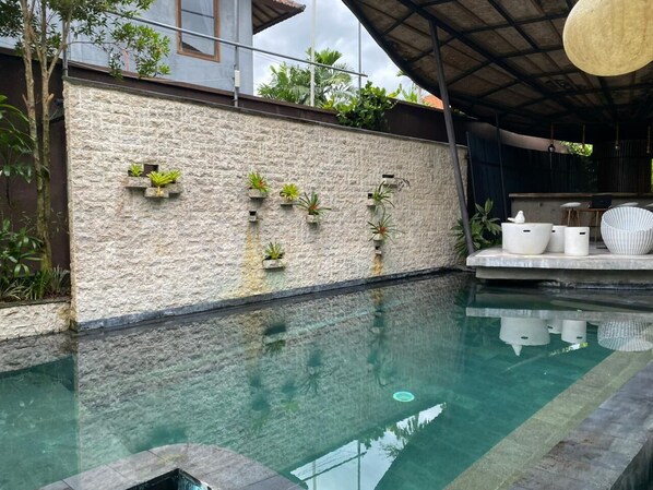 Piscina exterior, espreguiçadeiras 