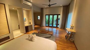 Quarto casal luxo, vista para a piscina | Cofres nos quartos, escrivaninha, espaço de trabalho para notebook