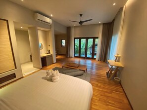 Quarto Duplo Deluxe, vista para a piscina | Cofre no quarto, secretária 