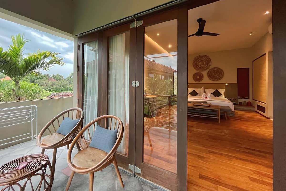 Quarto Duplo Deluxe, vista para a piscina | Cofre no quarto, secretária