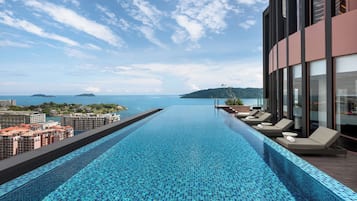 Piscina exterior, espreguiçadeiras