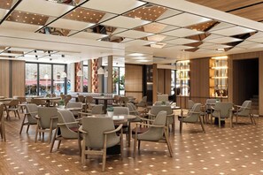 2 restaurantes, é servido café da manhã