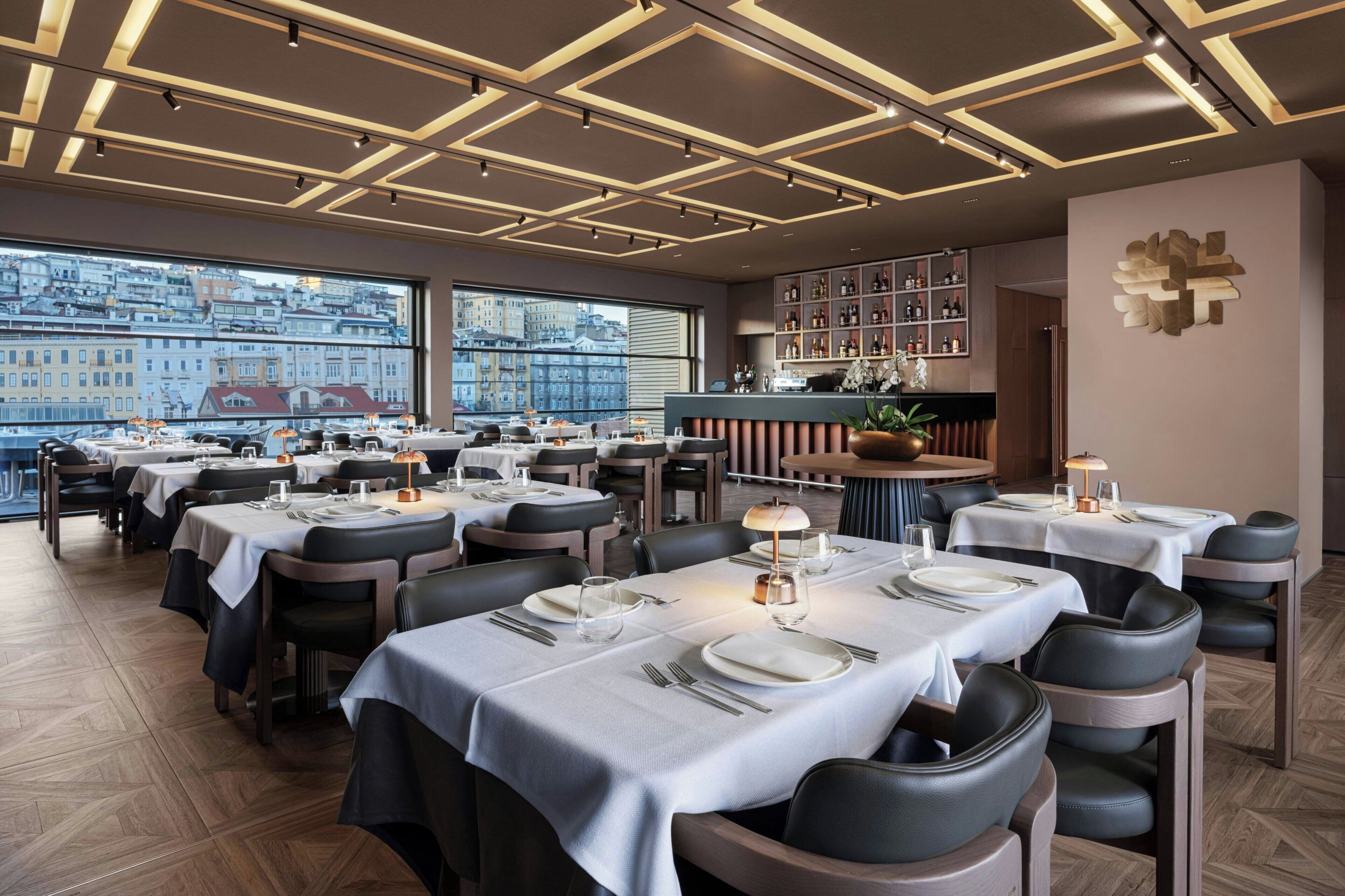 2 restaurantes: servem pequenos-almoços, almoços e jantares