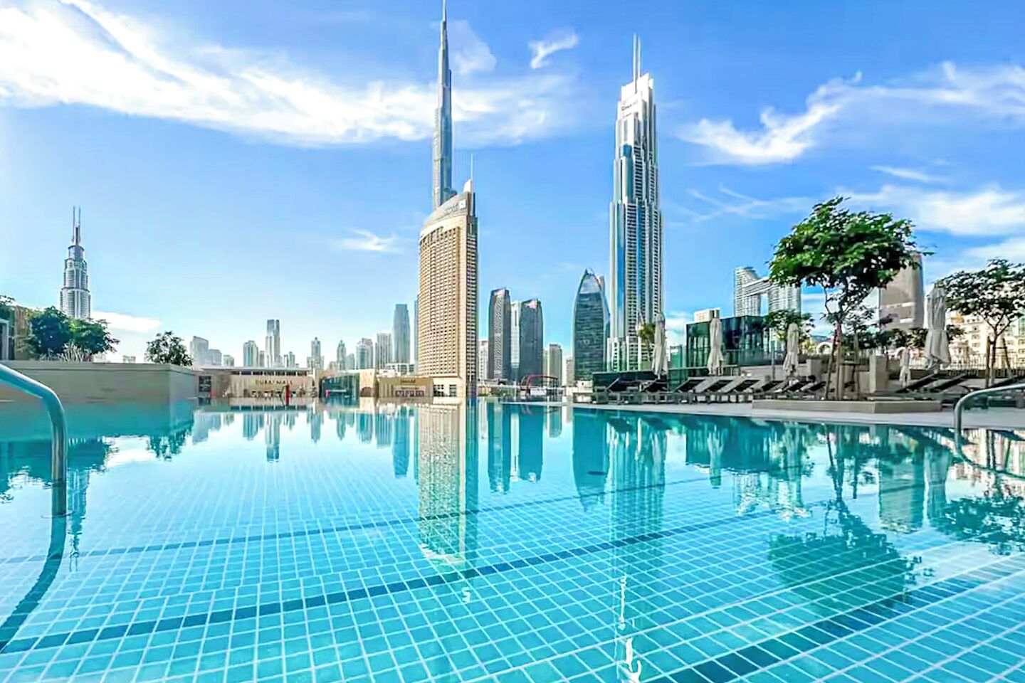 Piscina externa, guarda-sóis, espreguiçadeiras