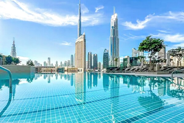 Piscina exterior, guarda-sóis, espreguiçadeiras 