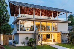 Fachada da propriedade à noite