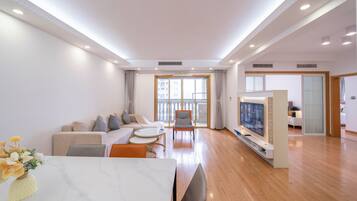 Apartamento Superior, 3 quartos, cozinha, Vista para a cidade | Sala | Smart TV de 55 polegadas com canais por cabo