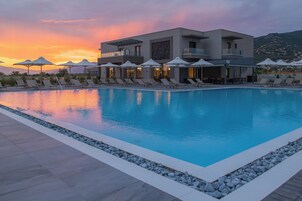 Piscina interna, piscina externa sazonal, guarda-sóis, espreguiçadeiras