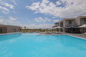 Piscina interna, piscina externa sazonal, guarda-sóis, espreguiçadeiras