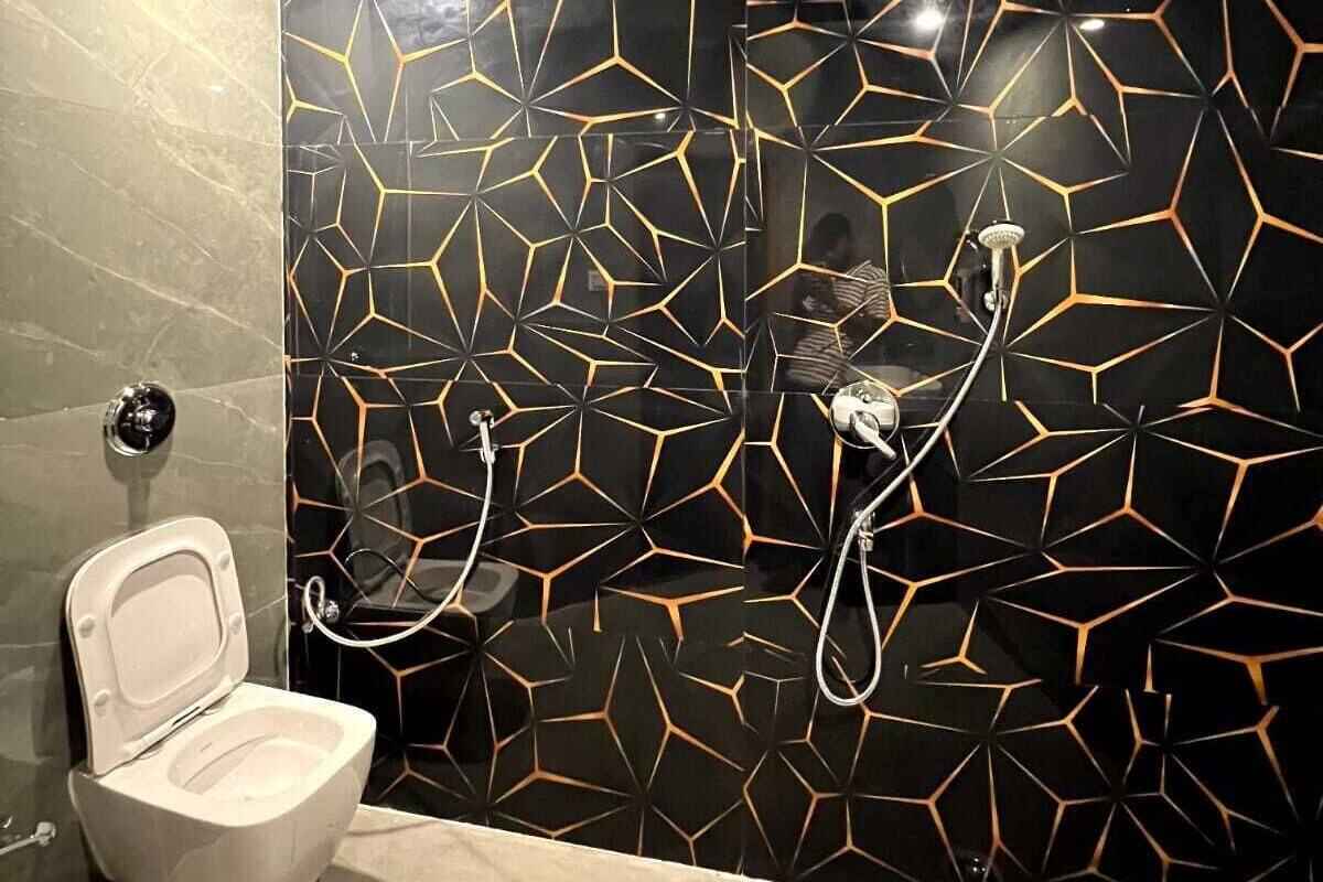Quarto Twin de Luxo | Casa de banho | Um polib ã, artigos de higiene pessoal grátis 