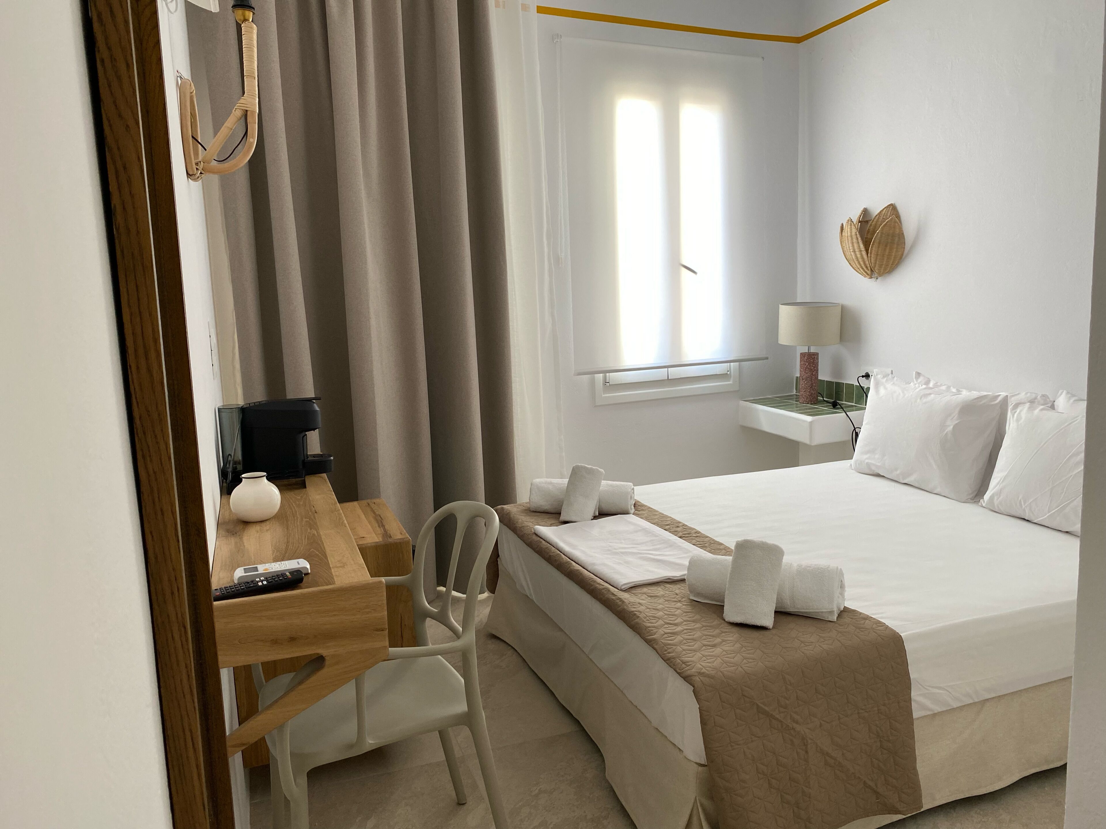 Quarto casal standard, vista para a cidade | Cofres nos quartos, espaço de trabalho para notebook, cortinas blackout