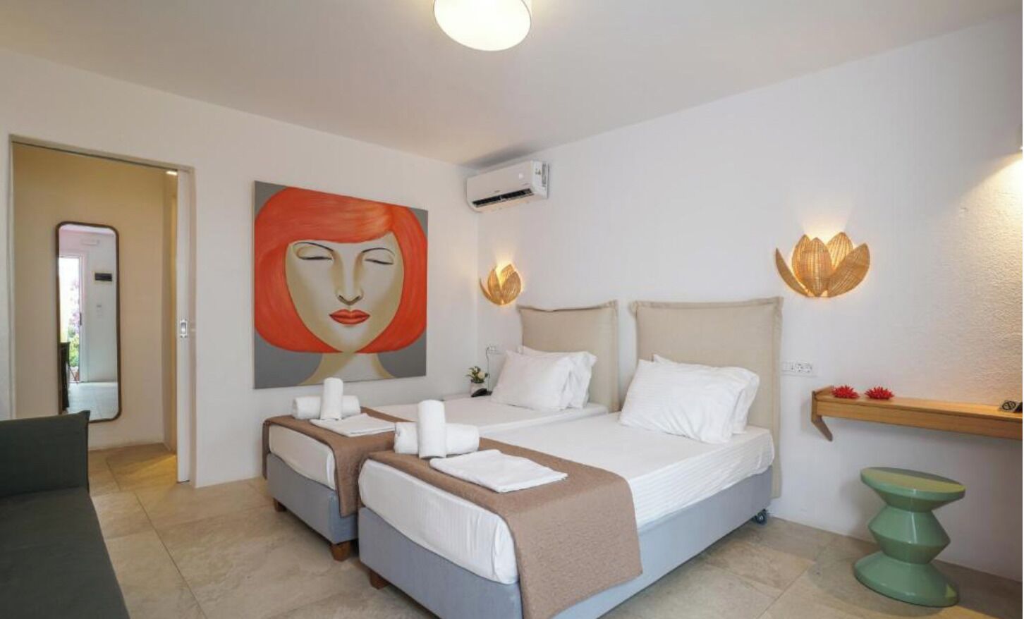 Quarto triplo standard | Cofres nos quartos, espaço de trabalho para notebook, cortinas blackout