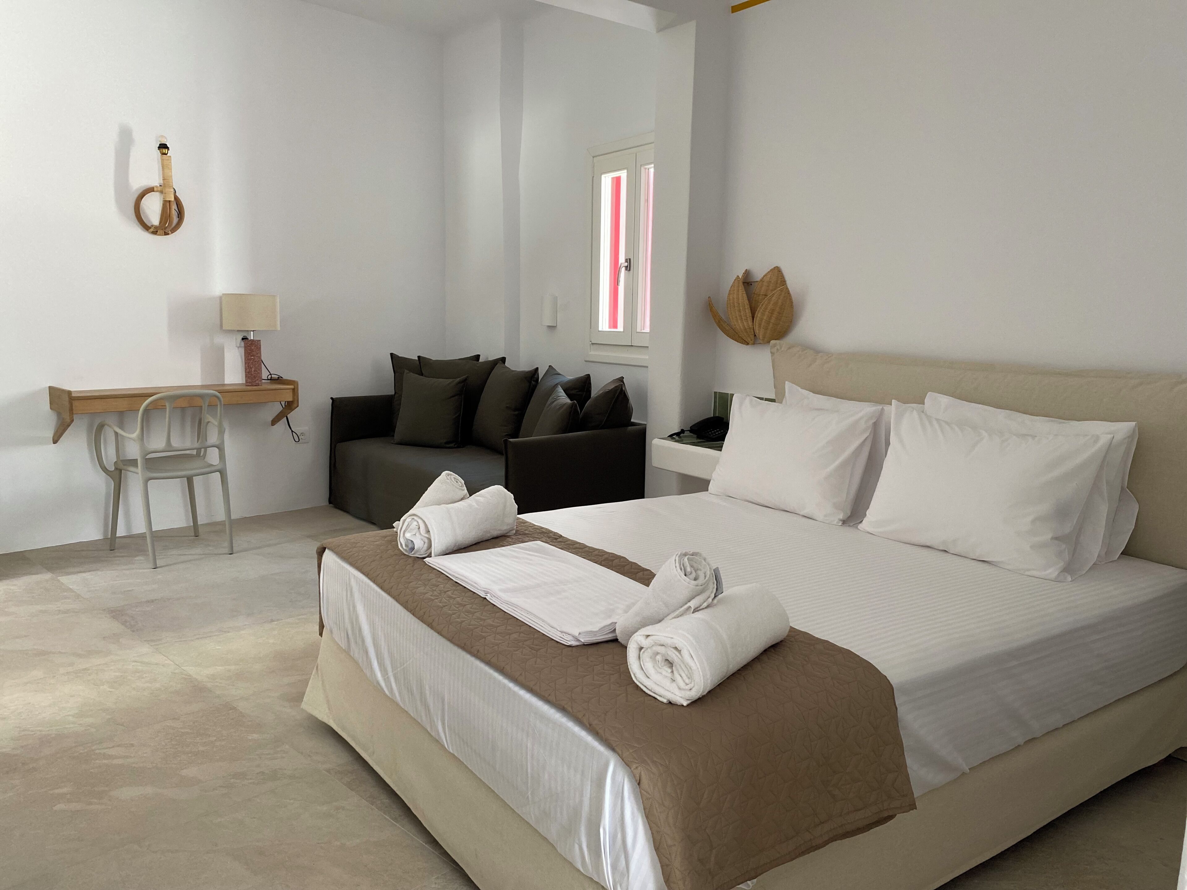 Suíte família, vista para a cidade | Cofres nos quartos, espaço de trabalho para notebook, cortinas blackout