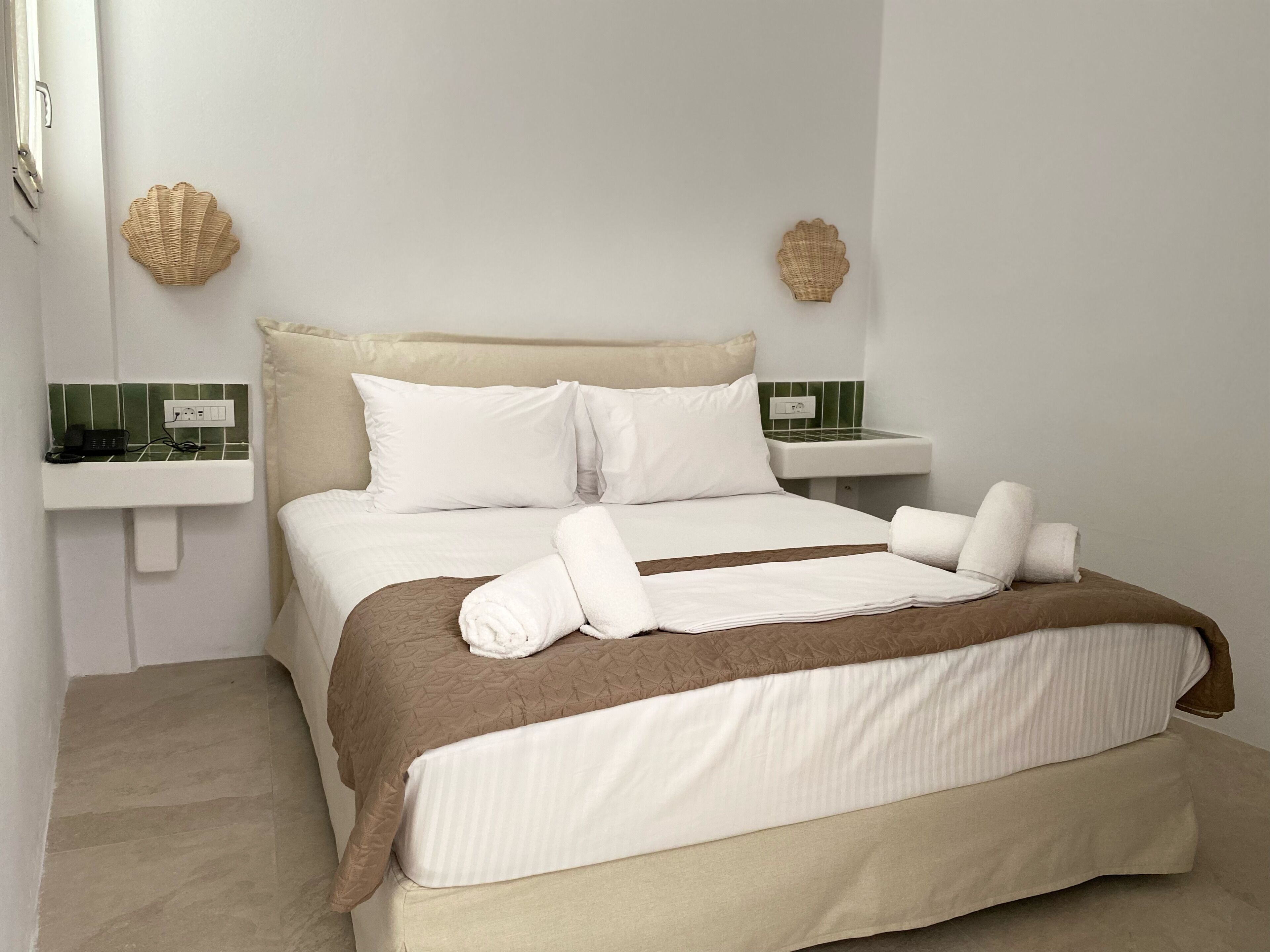 Quarto casal econômico | Cofres nos quartos, espaço de trabalho para notebook, cortinas blackout