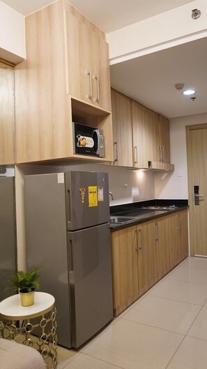 Apartamento standard | Cozinha privada | Geladeira, micro-ondas, cooktop, talheres/pratos/utensílios de cozinha