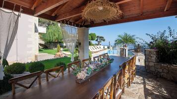 Vila superluxo, 6 quartos, piscina particular, vista para o mar | Sala de jantar