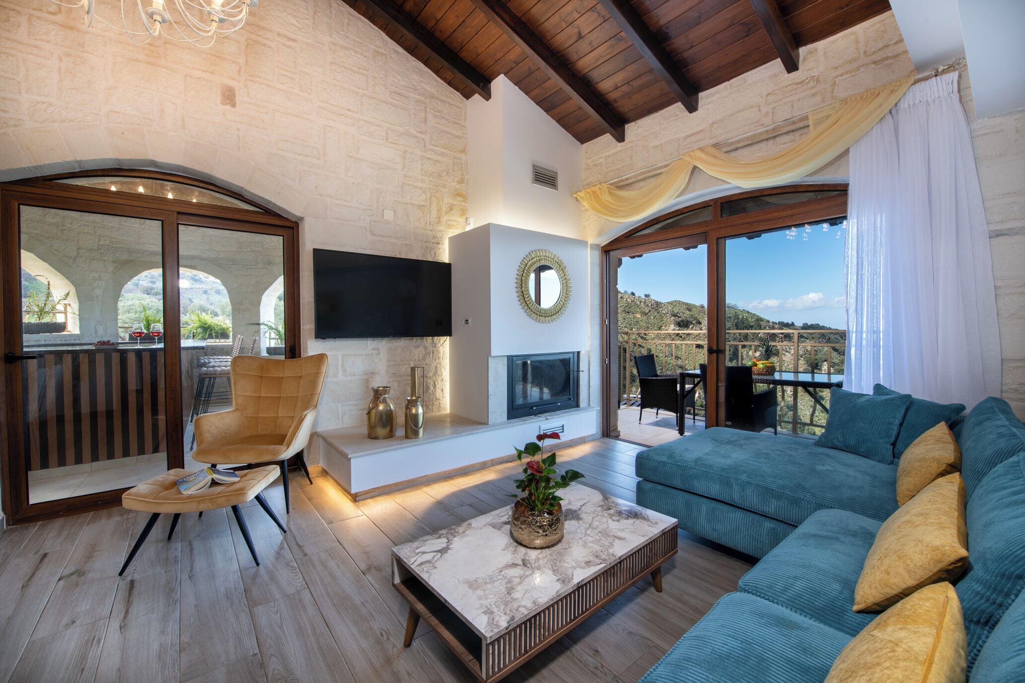 Vila superluxo, 3 quartos, piscina particular, vista para o mar | Área de estar | Smart TV, lareira