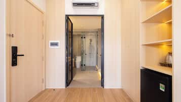 Suite Deluxe, varanda, Vista para a cidade | Casa de banho | Chinelos, um bidé