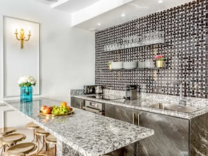Apartamento, vista para a cidade | Cozinha privada | Geladeira, micro-ondas, fogão, cooktop